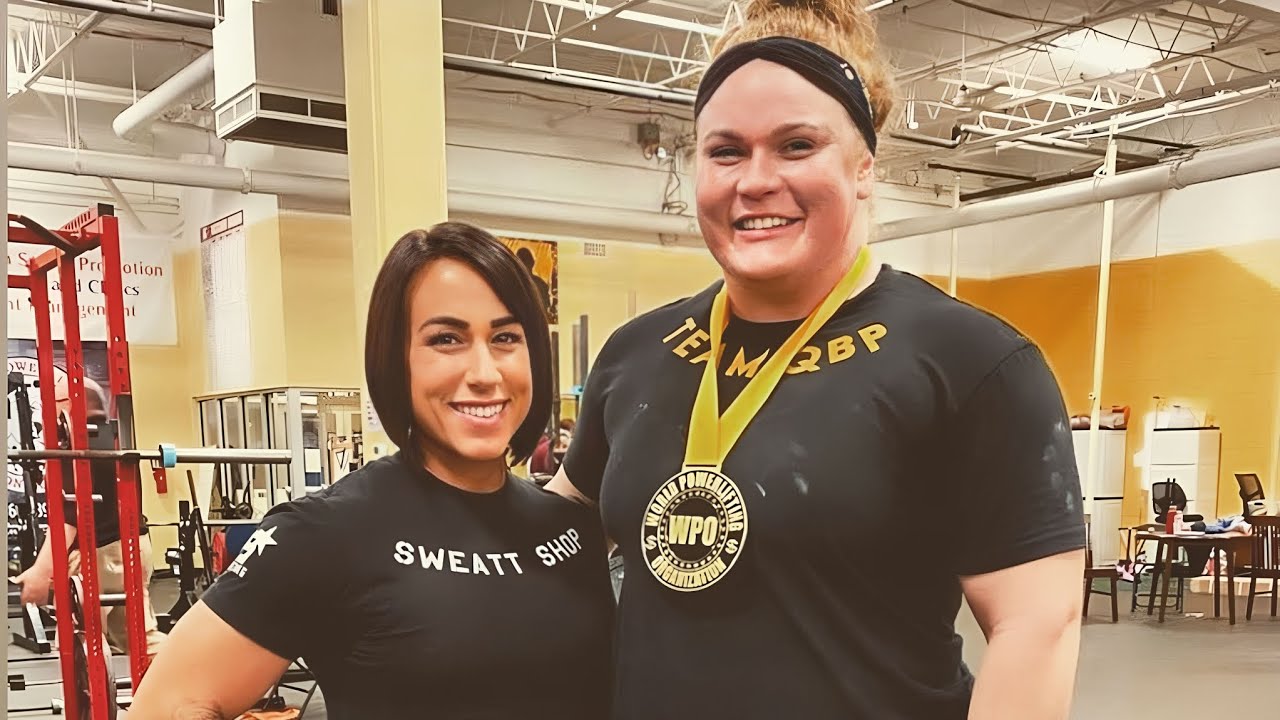 She did over 900 pound squat - YouTube