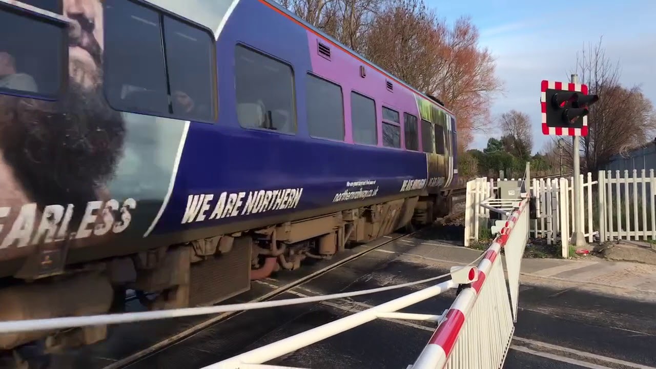 Hull Chalk Lane Level Crossing (ER,Yorkshire) Sunday 06.01.2019 - YouTube