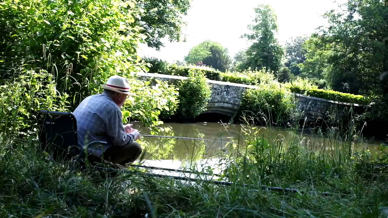 Master angler catches a wild carp at Chiddingstone Castle. - YouTube