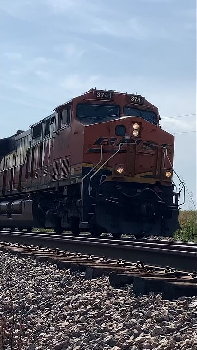 Tier 4 leads BNSF Manifest train w/ a BNSF Warbonnet!! #bnsf #bnsfrailway #train #shorts - YouTube