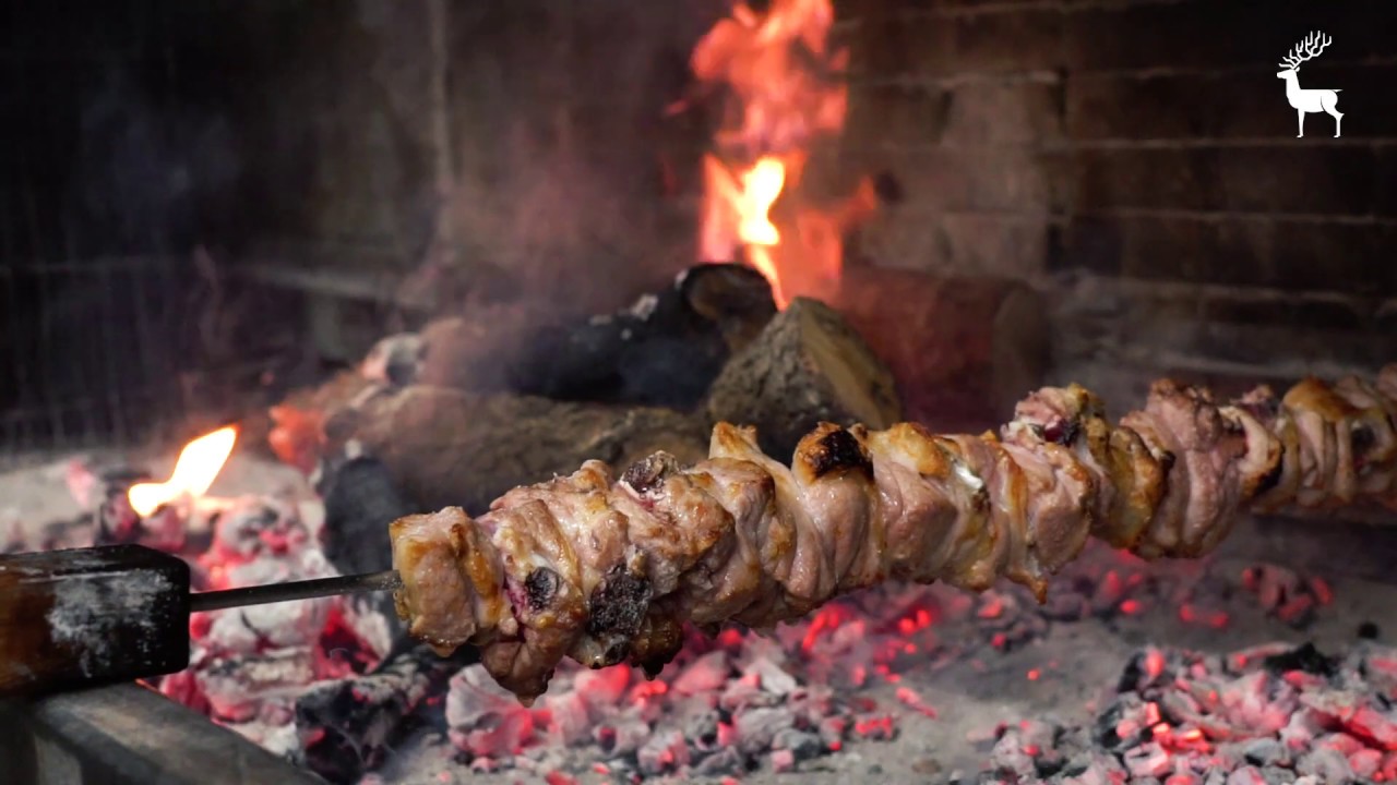 Pincho de lechazo en Arzuaga - YouTube