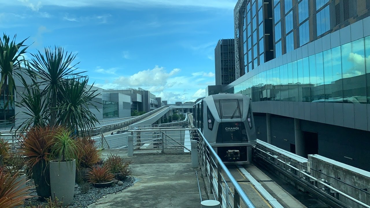 Changi Airport Skytrain Mitsubishi Crystal Mover [03/17] arriving ...
