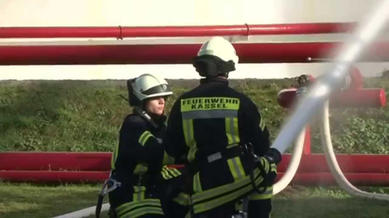 Großübung der Feuerwehr in Waldau: Brand an Tanklager - YouTube