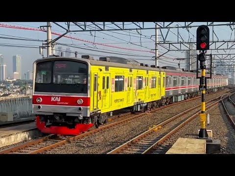 Kompilasi KRL Commuter Line Rush Hour di Stasiun Manggarai! JR 205 ...