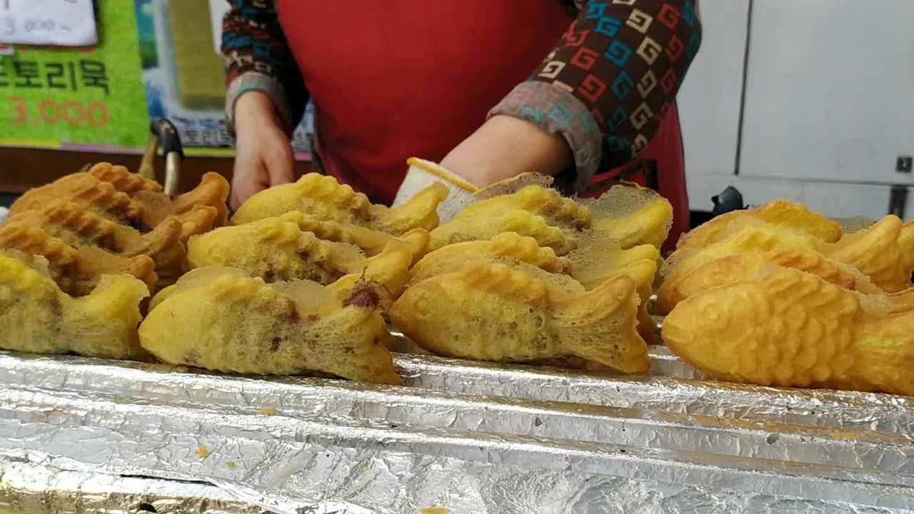 A friendly 70's grandma makes delicious fish-shaped bun, hotteok, and boiled corn / Korean Food ...