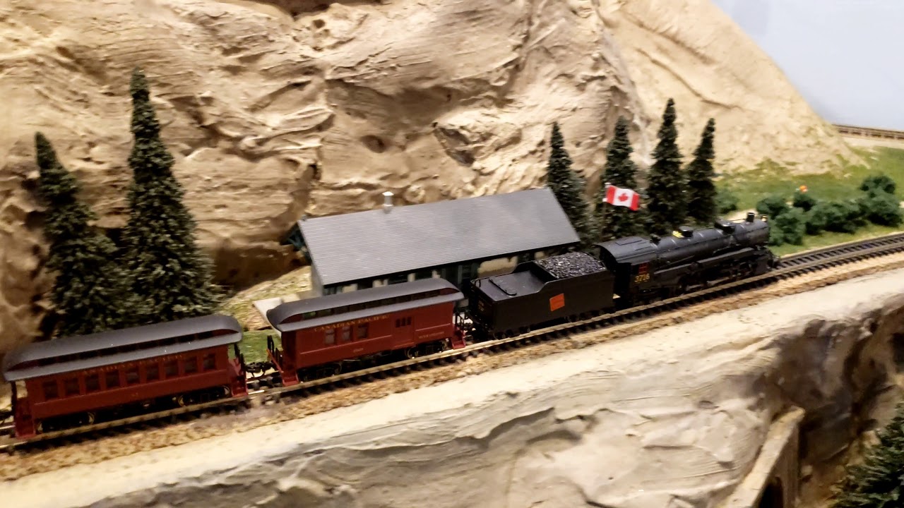 Steam locomotive tourist train on n-scale mountain layout - YouTube