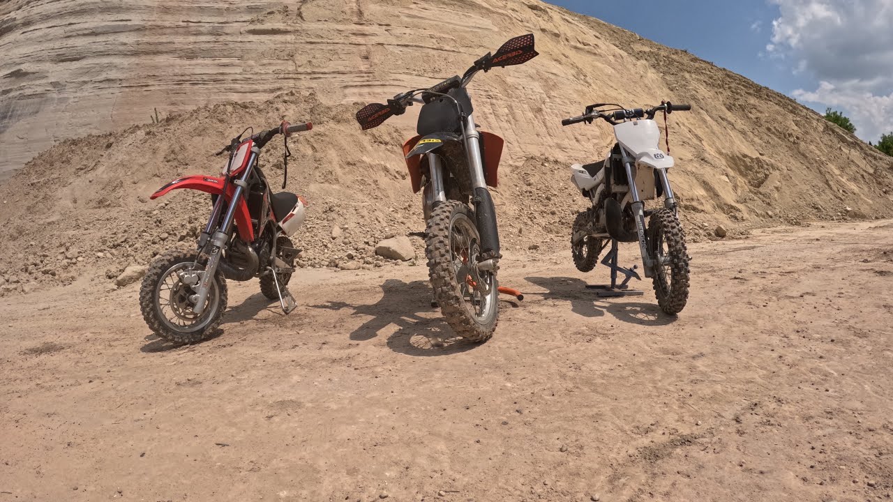 Dirt biking in sand and dirt - YouTube