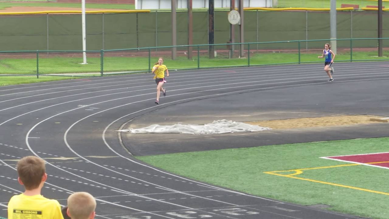 5th grade track meet - Rondi's 400M Dash - YouTube
