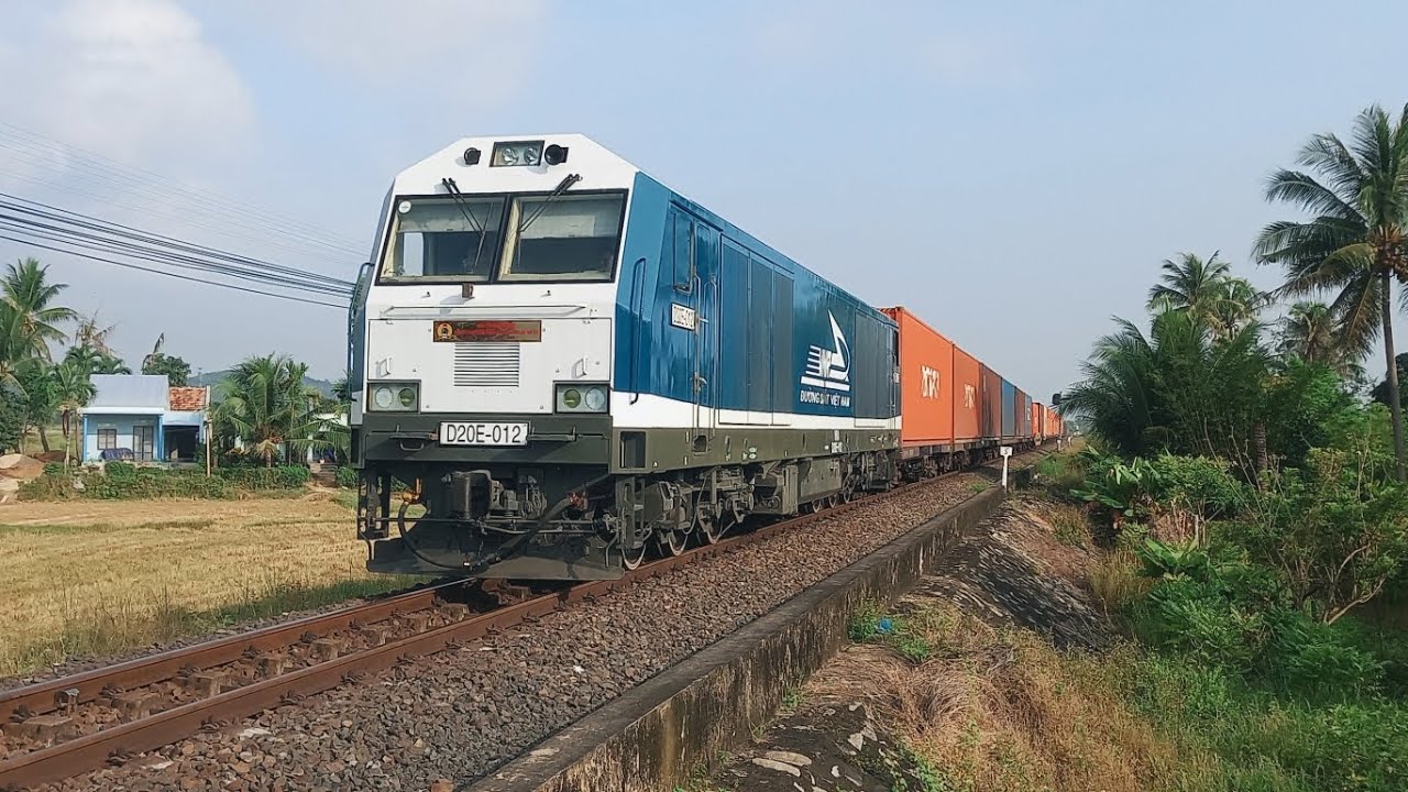 D20E-012 ( mới ra cấp ) kéo tàu ASY1 qua chắn tự động Km 1286+330 ( 7: ...