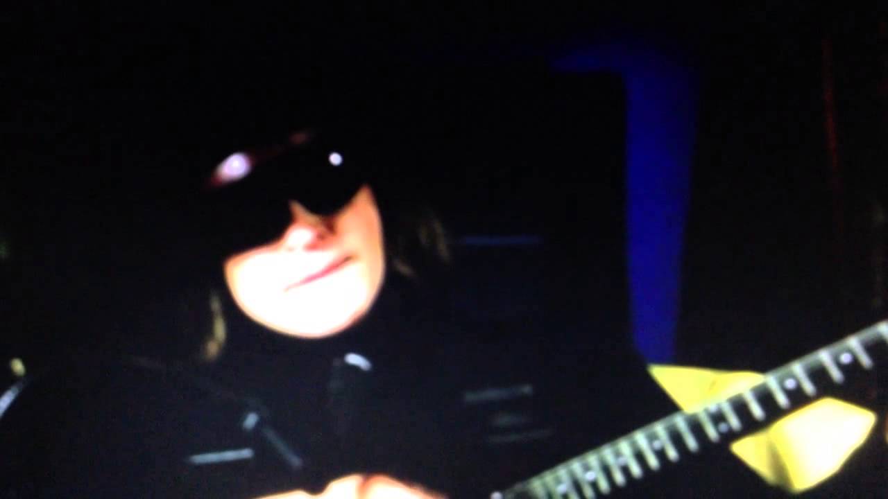 Howdy playing guitar for Stephanie in 1989 movie Twister - YouTube