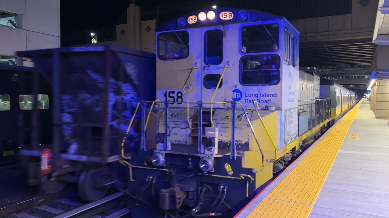 LIRR laser train and NYAR RS51 meeting at Mineola (December 2023) - YouTube
