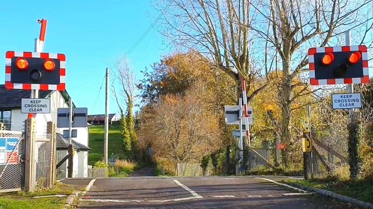 Tisbury West Level Crossing, Wiltshire - YouTube