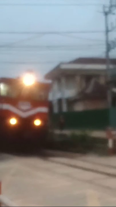 D18E-611 kéo tàu hàng ASY1 vào ga Hương Phố tránh HH10T (25/1/2025) - YouTube