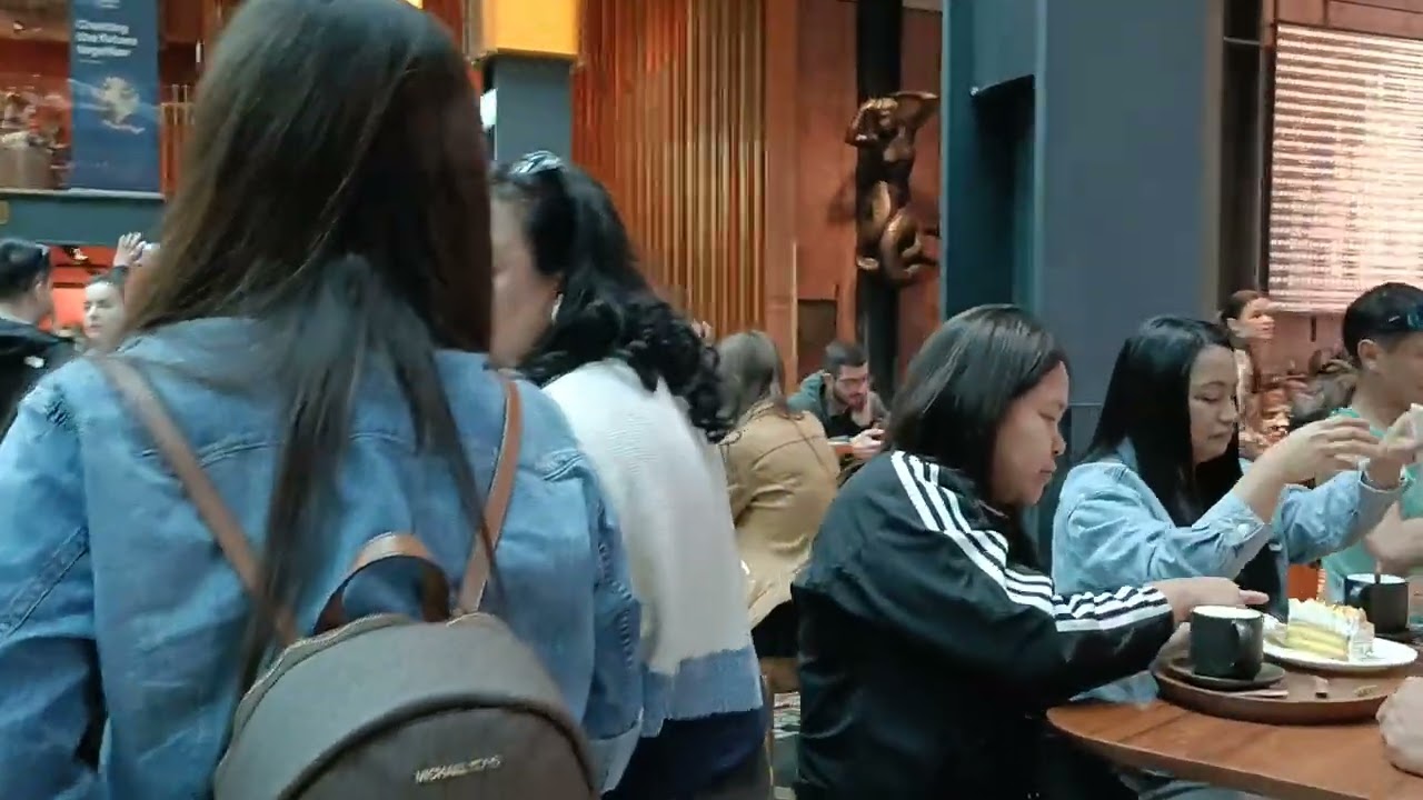 OPPO Reno11 F 5G, Video Sample (Indoor; Milano Starbucks)