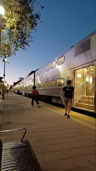 Caltrain Arriving Menlo Park 🇺🇸 - YouTube