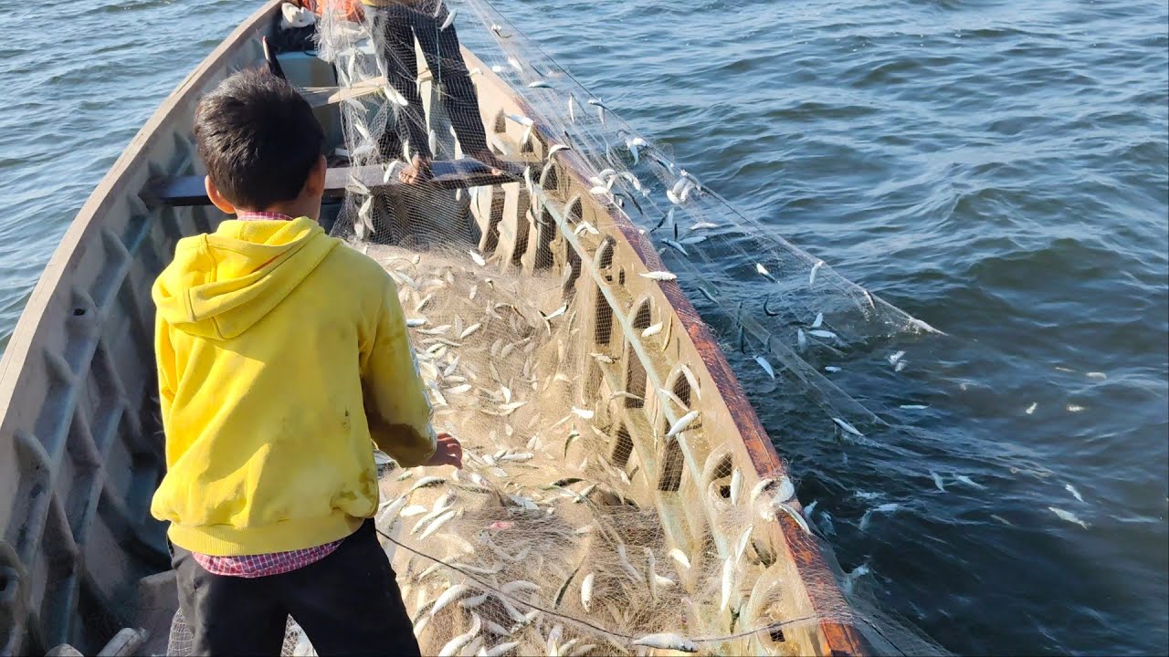 Catching Fishing Deep sea fishing Mangrol Bara Village - YouTube