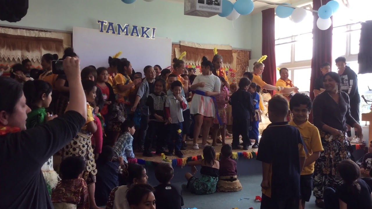 Teachers and students tau'olunga Tamaki Primary School - YouTube