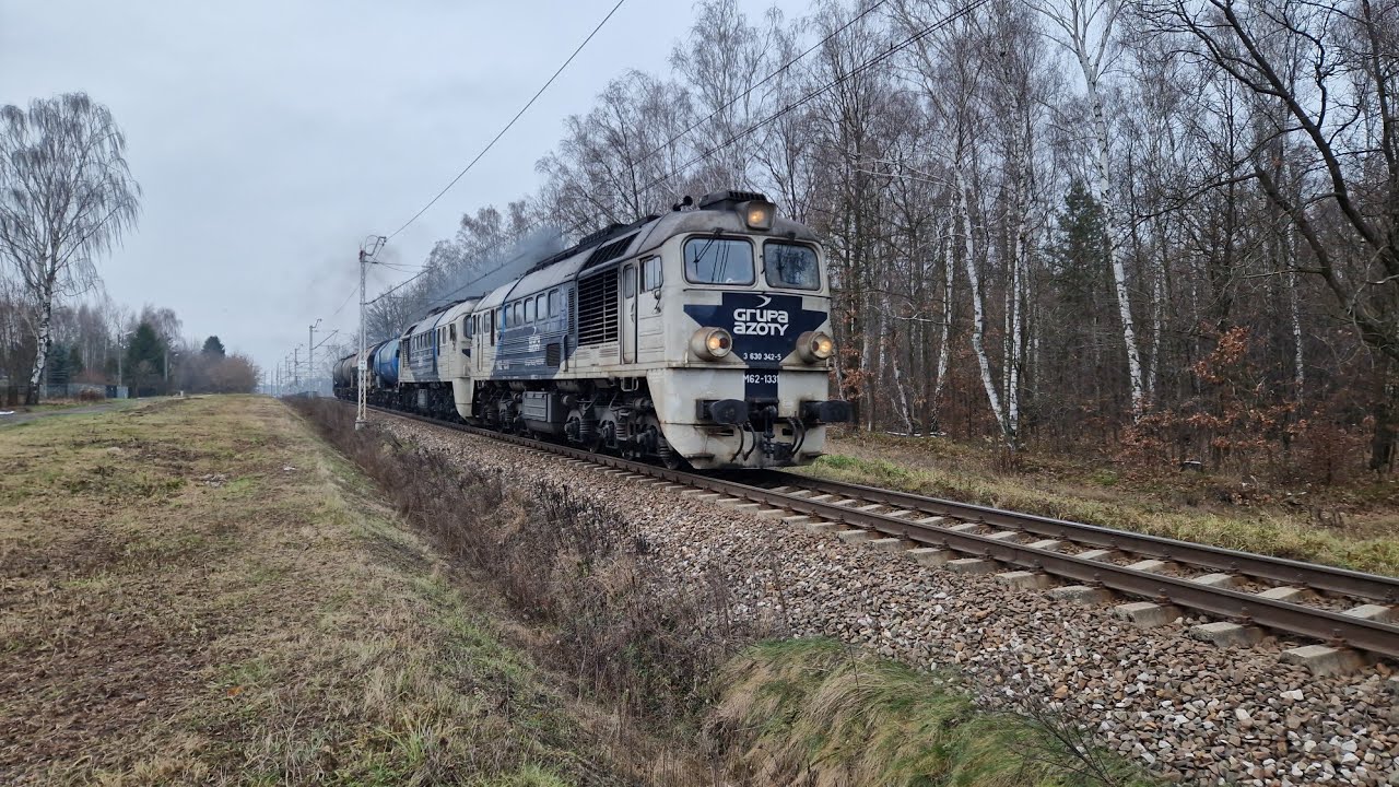 M62-1331 + M62-1077 z krótkim składem cystern i wagonem Tads, wyjeżdżają z Kraśnika 03.12.2022 ...