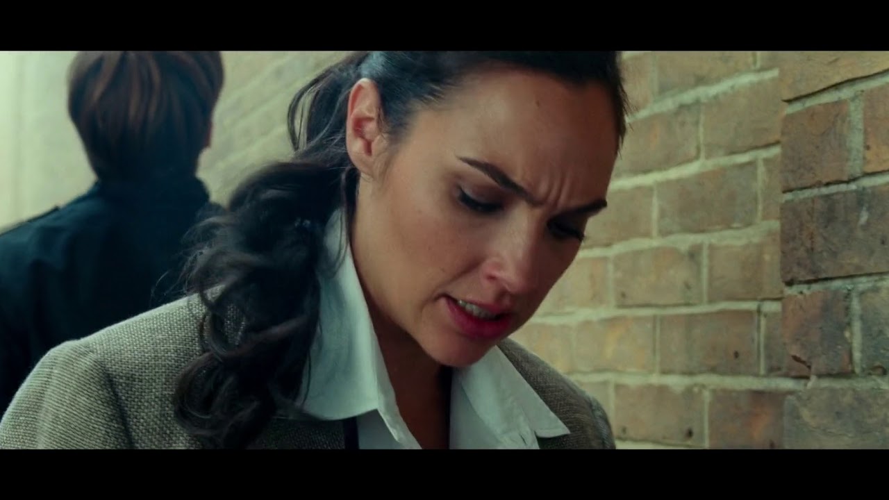 WONDER WOMEN 1984 BREAKING LOCK SCENE - YouTube