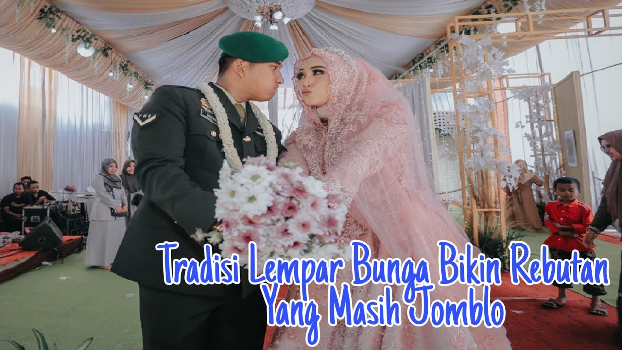 Pernikahan Paling Meriah 'Lempar Bunga & Nyawer' ~ Mayumi Wedding - YouTube