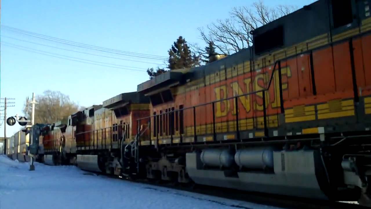 BNSF 1076 Leads Z-Train - YouTube