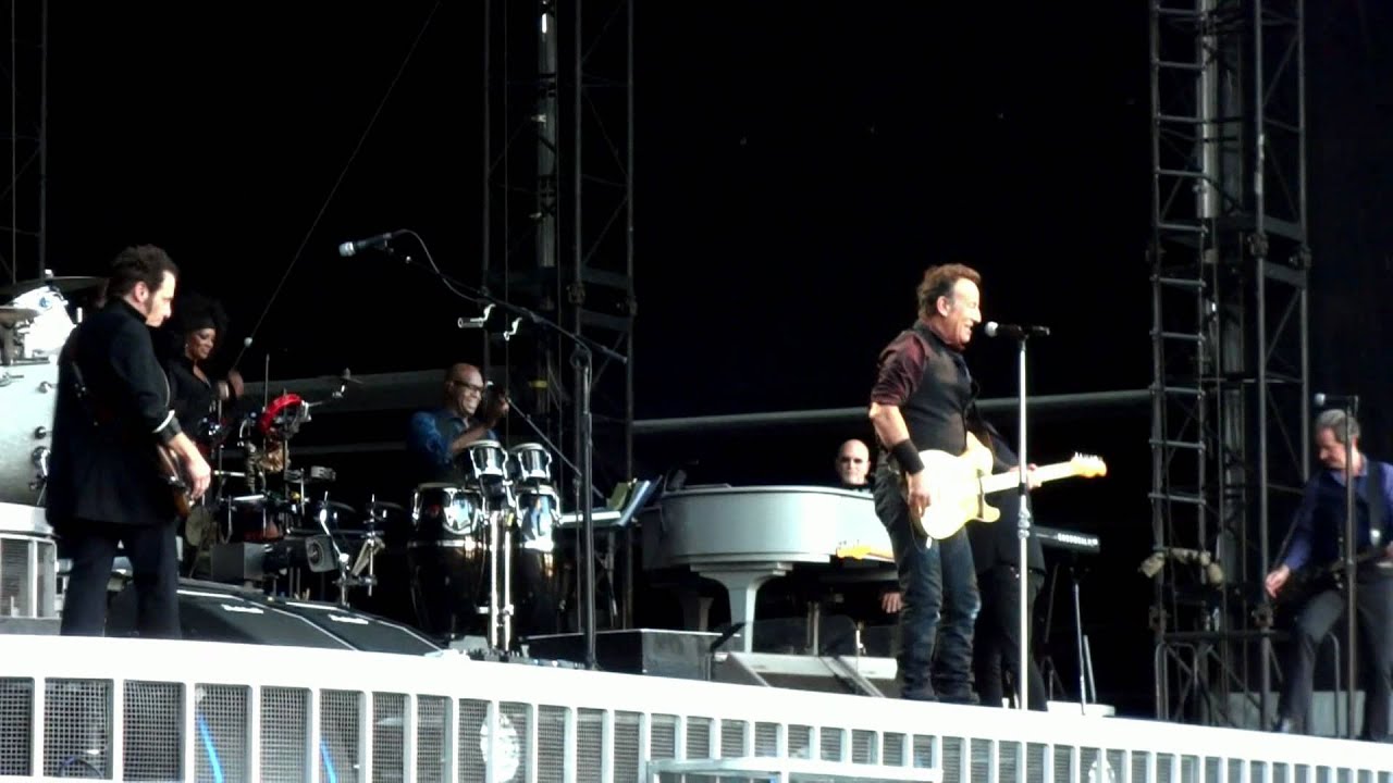 Bruce Springsteen Stage Entrance Frankfurt 2012 - YouTube