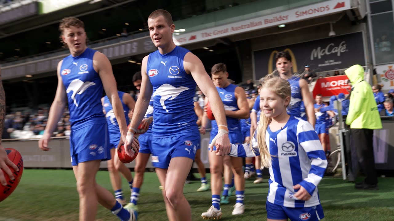 Junior mascot Flora runs out with Roos - YouTube