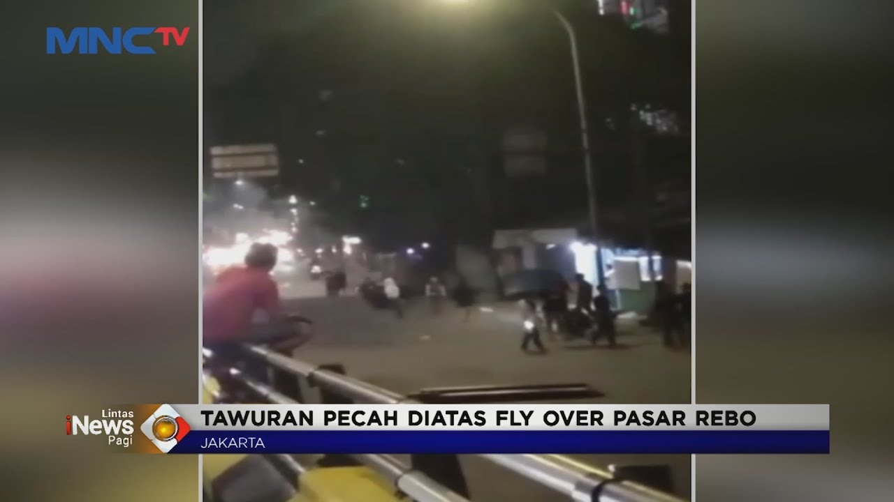 Dua Kelompok Remaja di Fly Over Pasar Rebo Tawuran dengan Senjata Tajam ...