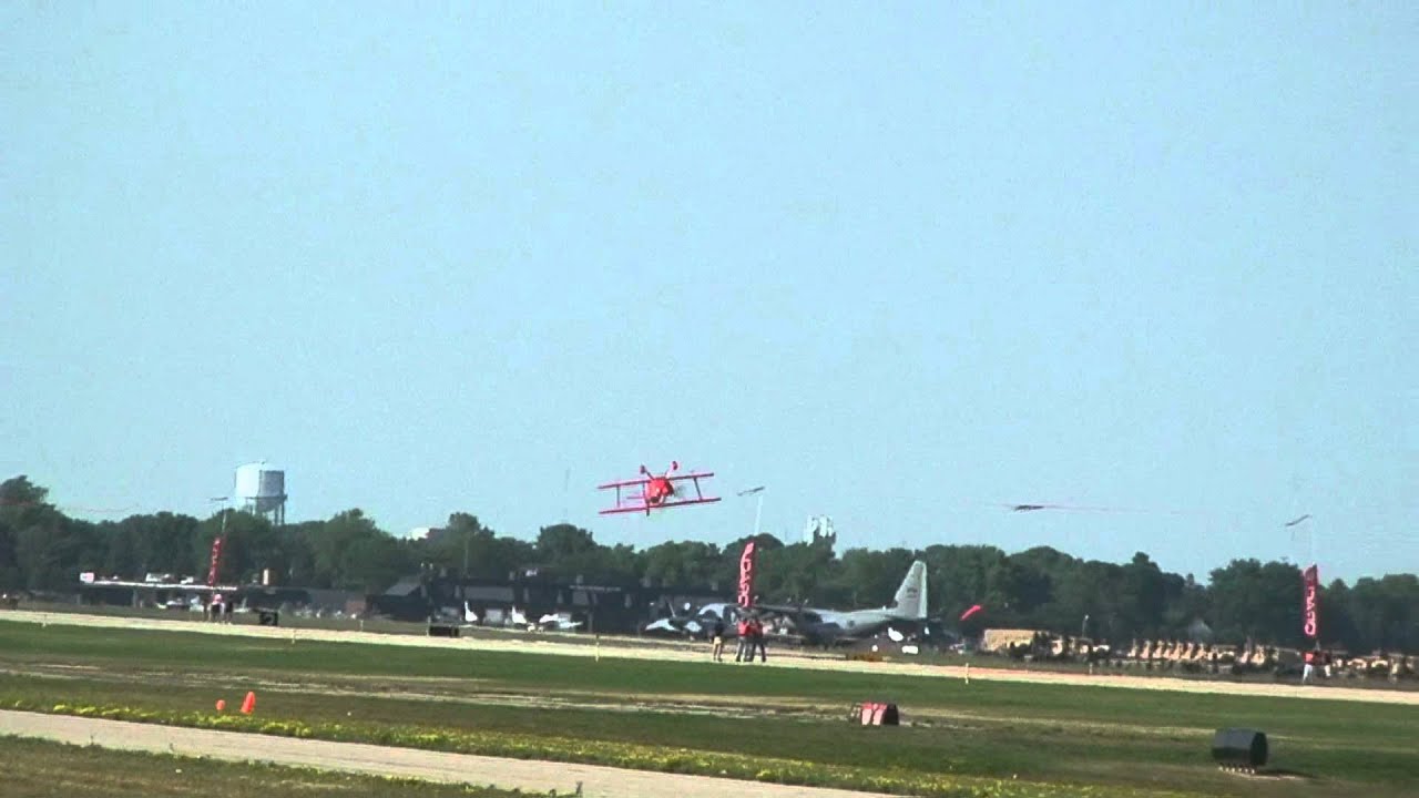 Sean Tucker (Oracle Challenger II) EAA AirVenture Oshkosh 2012 part 2 ...