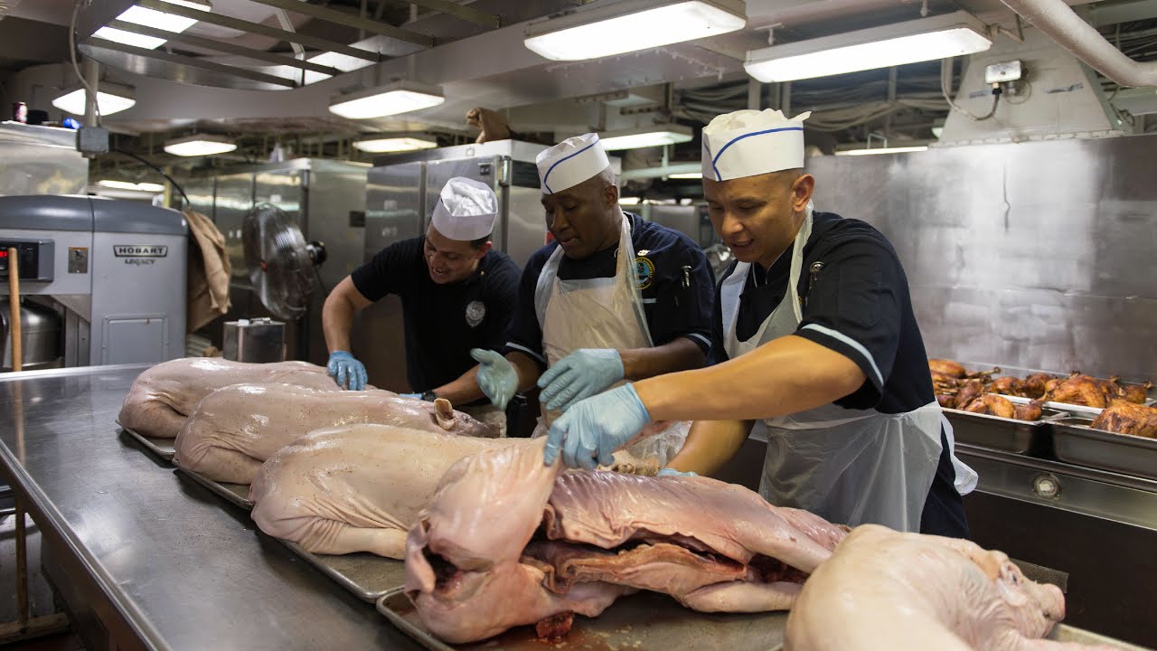 How Navy Cooks Feed Over 1,000 Sailors and Marines Aboard Amphibious ...