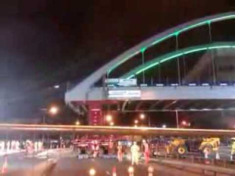Lifting the QMC tram Bridge in Nottingham 2 - YouTube