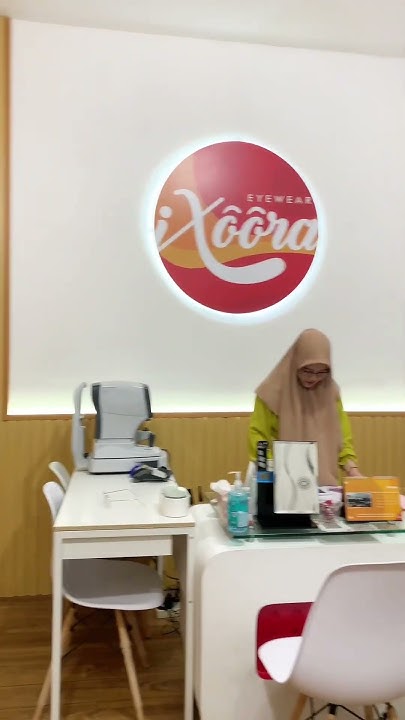 POV minus 2 duduk di bangku depan papan tulis | Ixoora Eyewear - YouTube