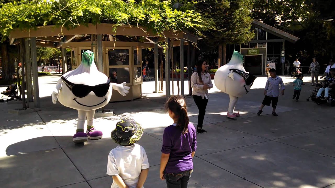 Gil & Roy the dancing garlic at Gilroy Gardens - YouTube