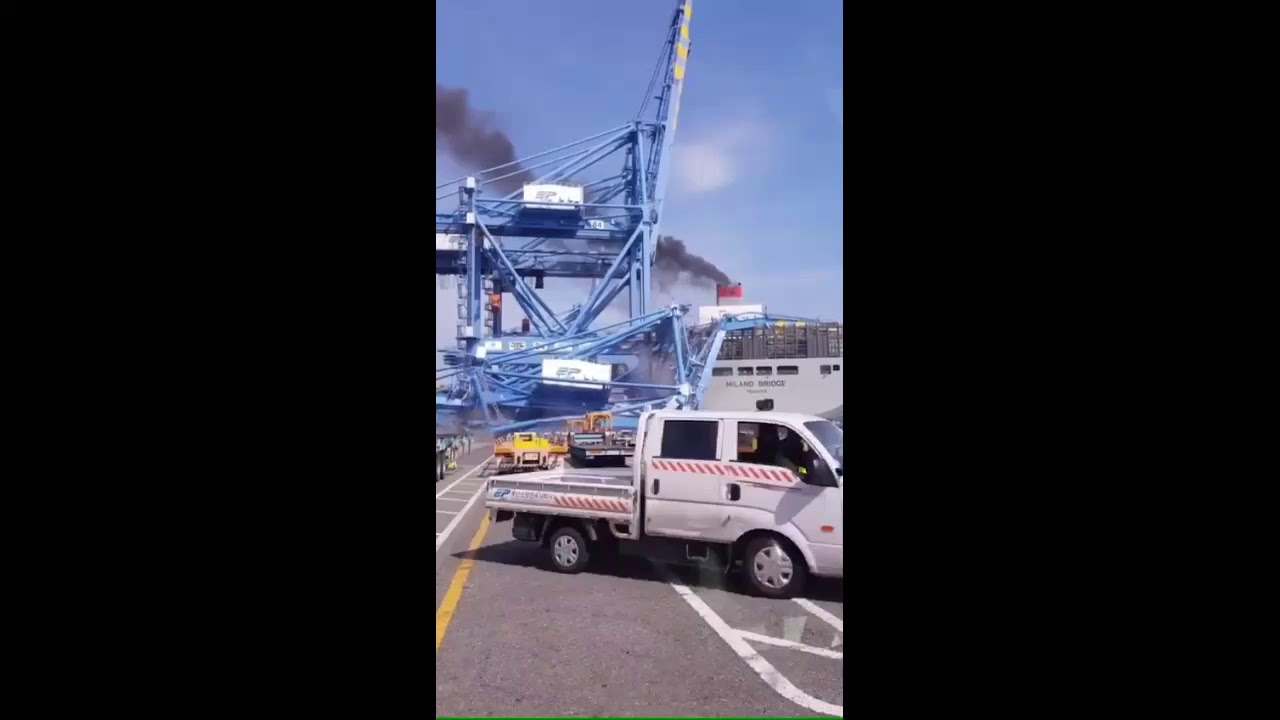 April2020 ship accident at container terminal - YouTube