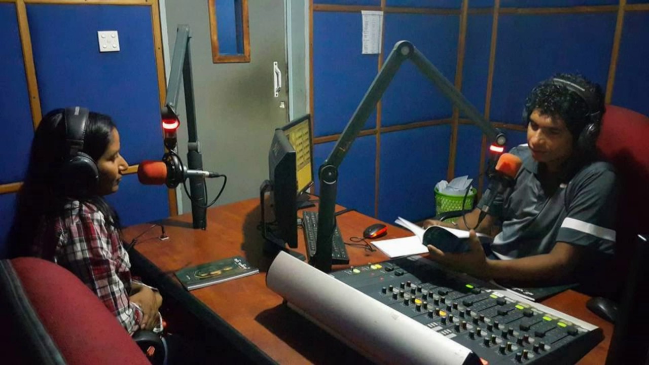 Lak FM Dumbar Pedura 2017 May 2 - Dinithi Deepika - YouTube