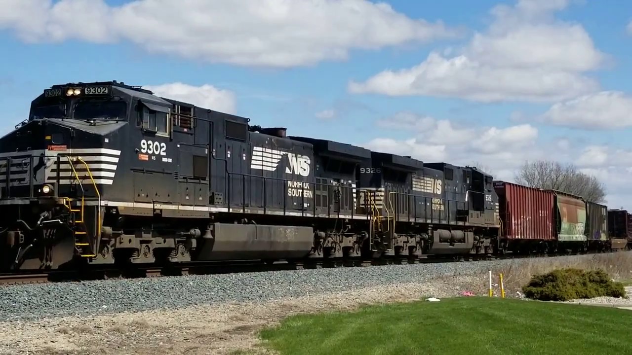 Huge northbound freight train at Goshen, Indiana. April 28, 2018 - YouTube