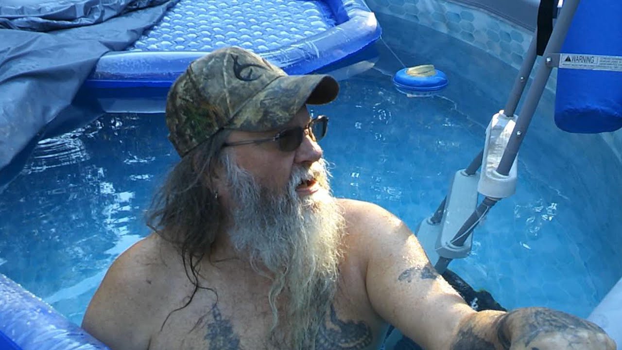 October 7 2022 pool still open and jamming tunes here - YouTube
