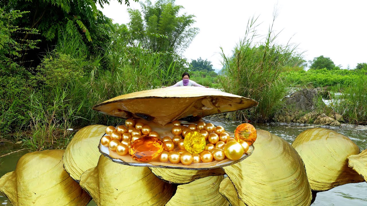 🎁🎁The girl discovered a sparkling giant clam filled with precious ...