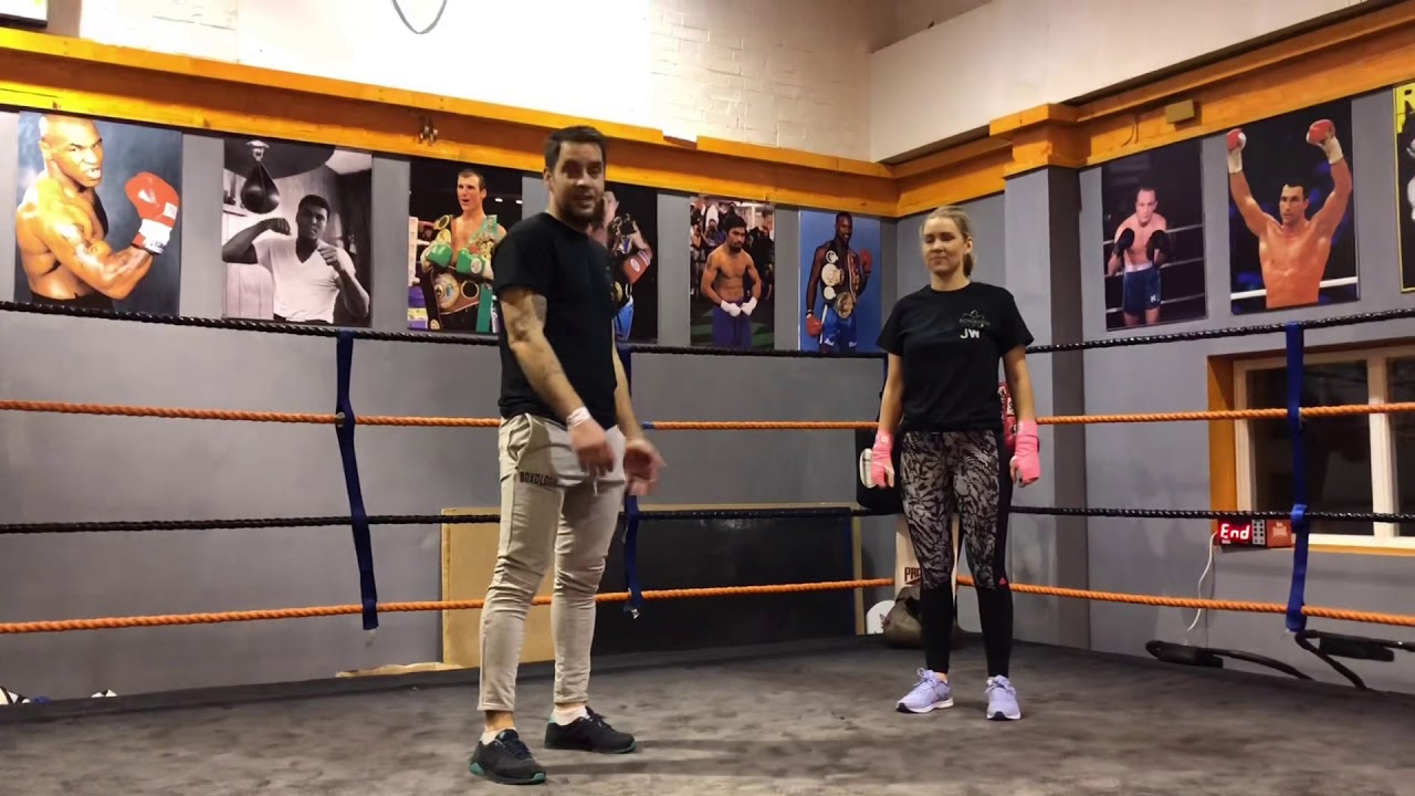 Learning the correct stance for boxing - YouTube