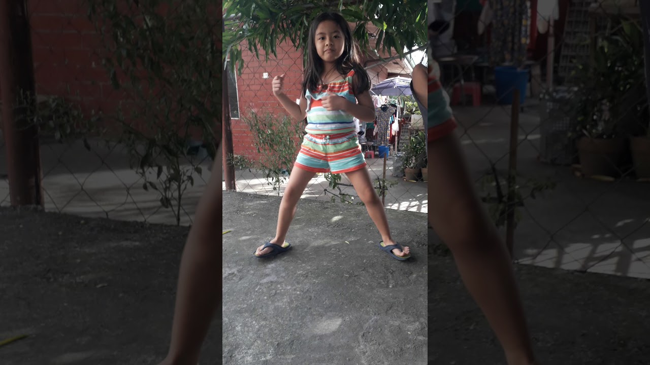 Mga Batang Gumuhit Ng Cartoon Na Batang Sumasayaw Ng