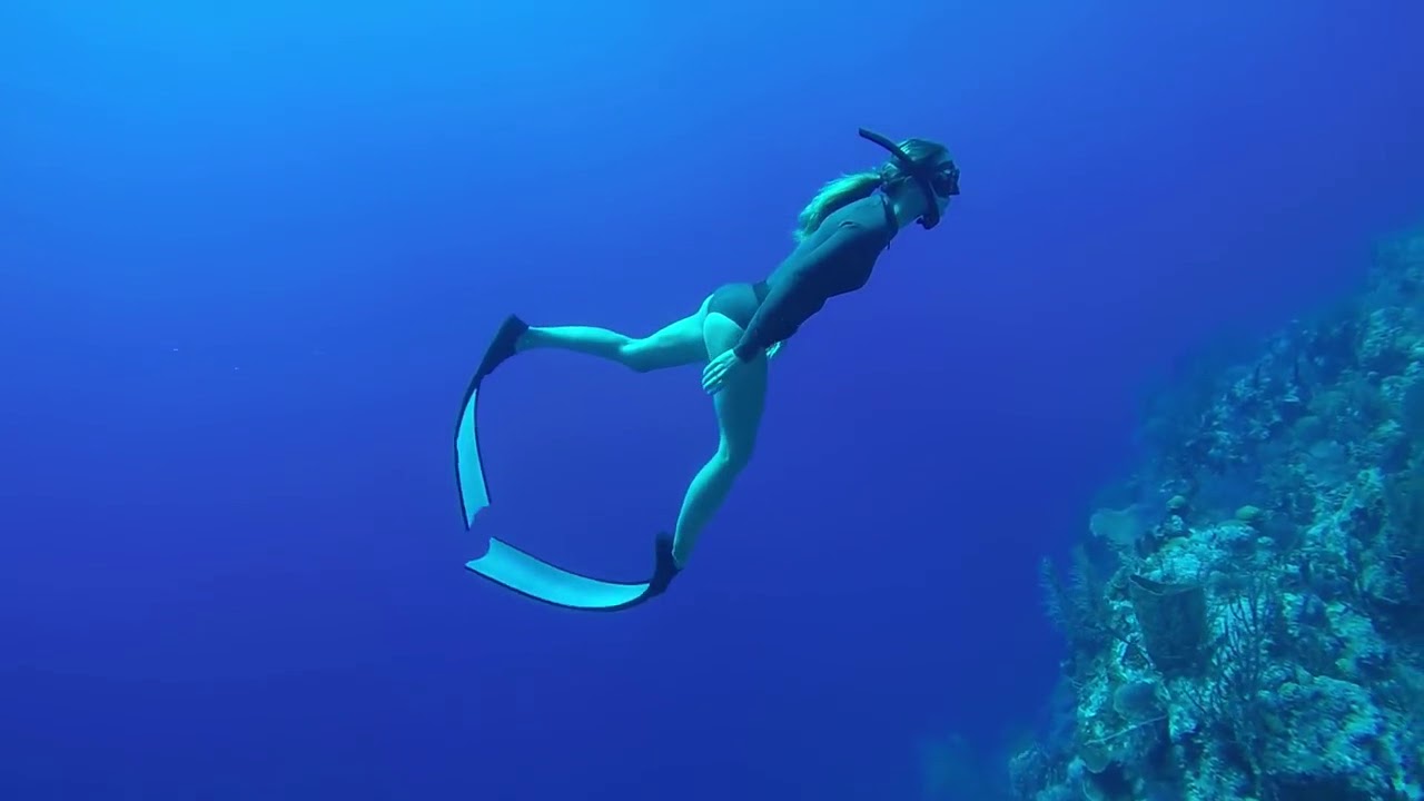 FREE DIVING FREEDIVERS BLUE OCEAN HD - YouTube