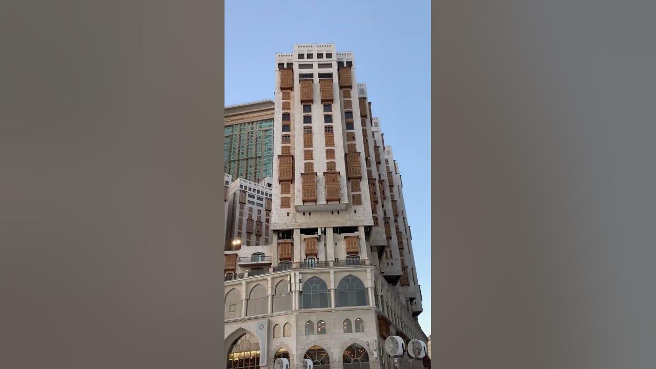 مکہ کلاک ٹاور کے اوپر چاند میں ایک مسجد ہے جس کا شمار دنیا کی بلند ترین