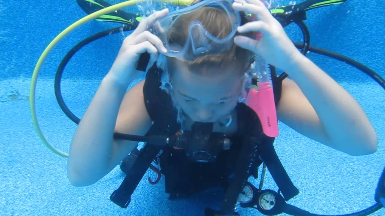 Hadley and Tami practice mask clearing and mask off drills with SCUBA ...