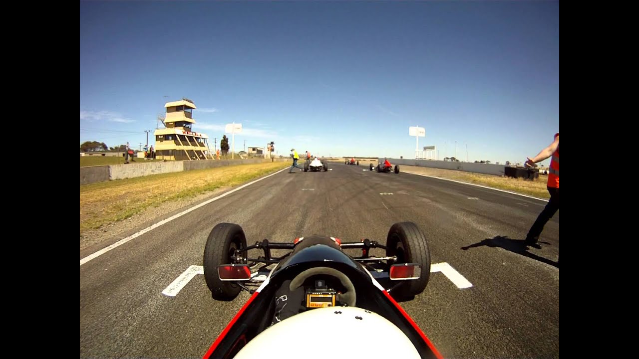 Crash Race 1 Formula Vee Mallala 17/11/2012 - YouTube