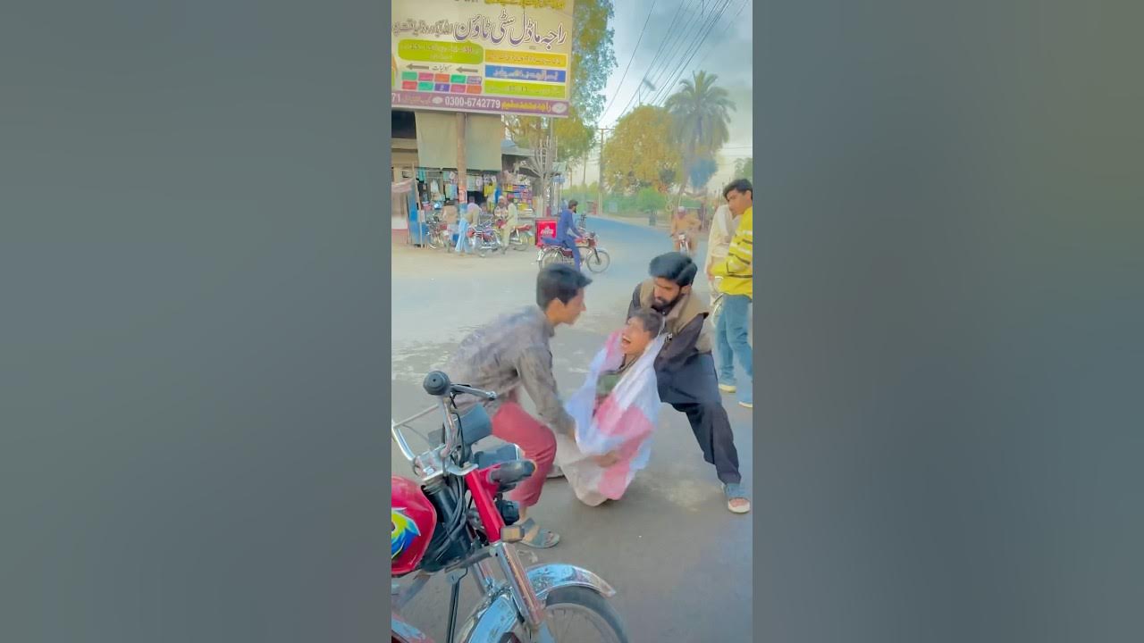 public scared prank || twist ending 🤣#funny #comedy #prank #shorts - YouTube