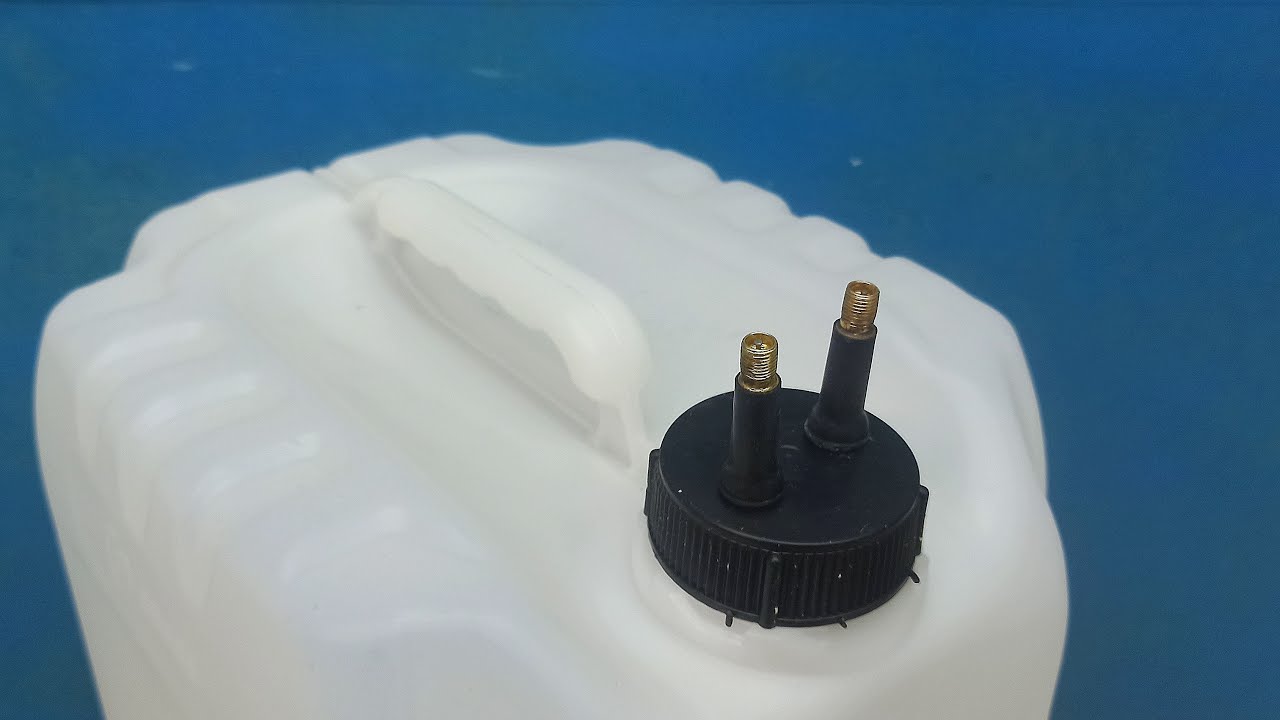 An ingenious invention made of a plastic canister and an old compressor ...