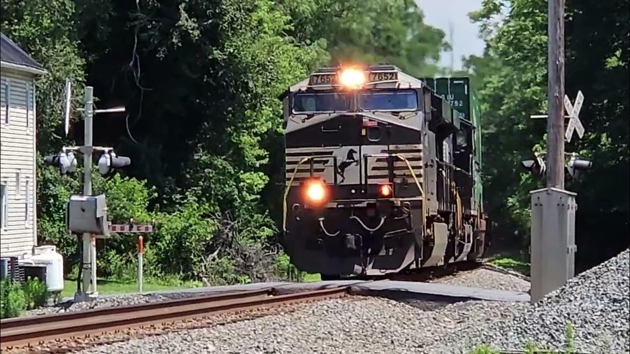 NS 7652 Leads NS 7520 on NS 289 Passing Through in Boyce VA - YouTube