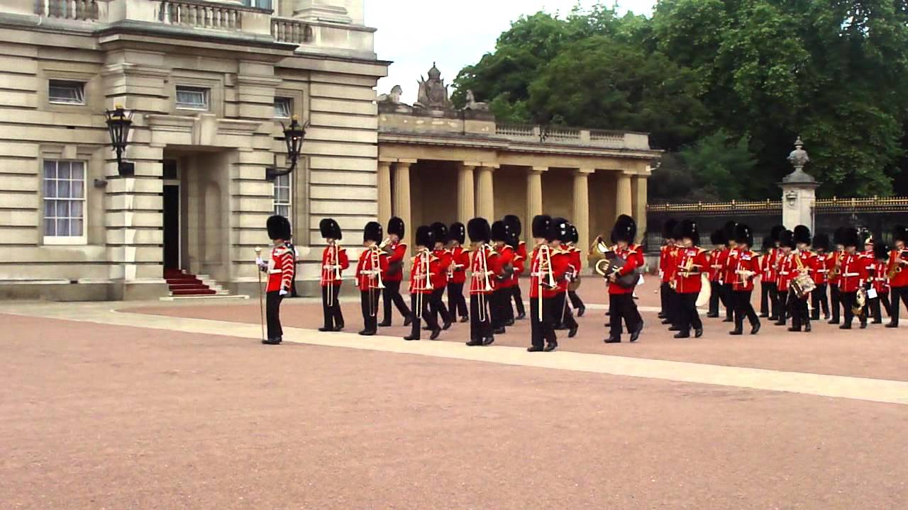 Troca da guarda da rainha no Palácio de Buckingham. ABRIL/2011 - YouTube
