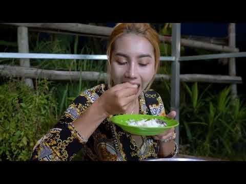 GADIS DESA MEMASAK MASAKAN TRADISIONAL / MENGOLAH REBUNG BAMBU DAN KERANG #asmr
