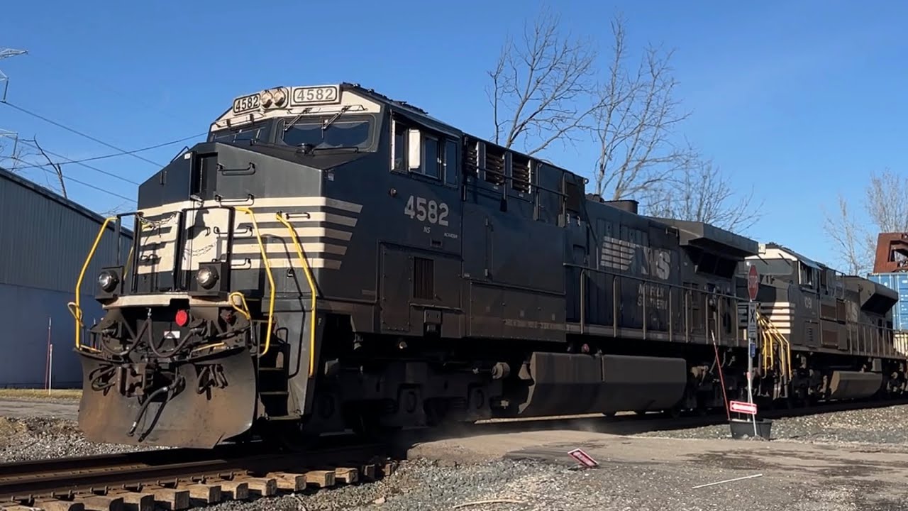 NS #’s 4582 (AC44C6M) & 1091 (SD70ACe) lead NS 272 south through South Rockwood, MI (12/19/23 ...